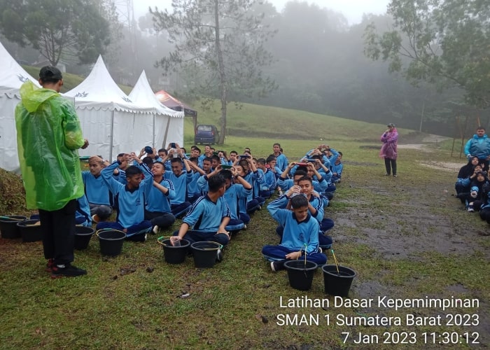 LATIHAN DASAR KEPEMIMPINAN (LDK) UNTUK OSIS DAN MPK SMAN 1 SUMATERA BARAT